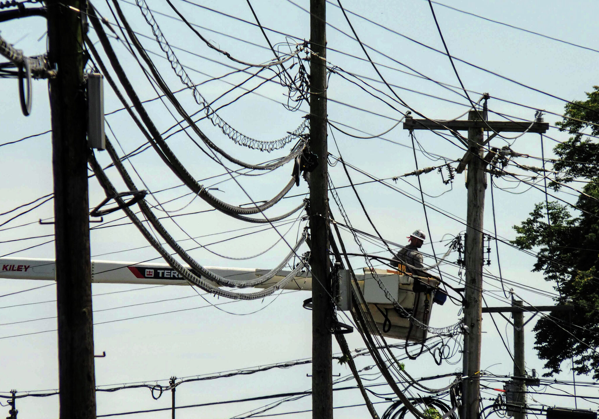 Hundreds of CT power outages reported on Monday