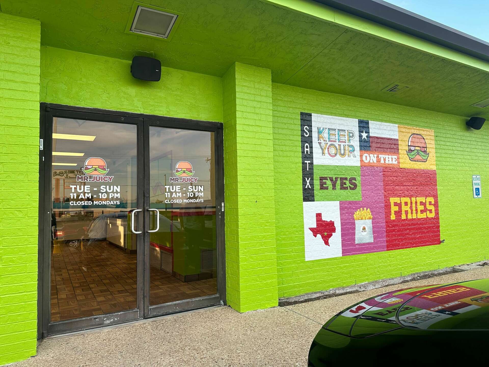 Mr. Juicy's second location is now open in Castle Hills
