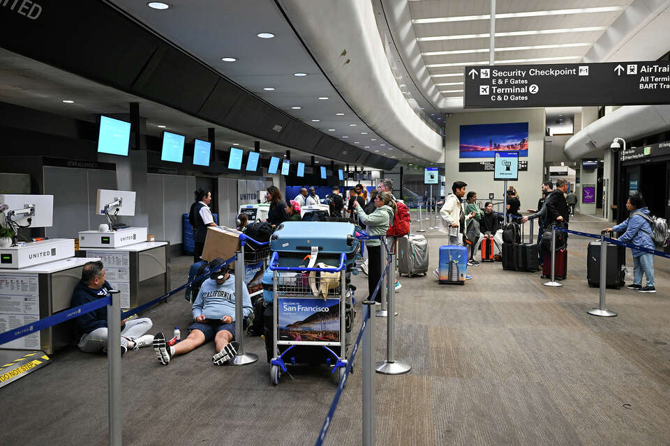 Passengers on SFO red-eyes suffer through hellish evening amid global