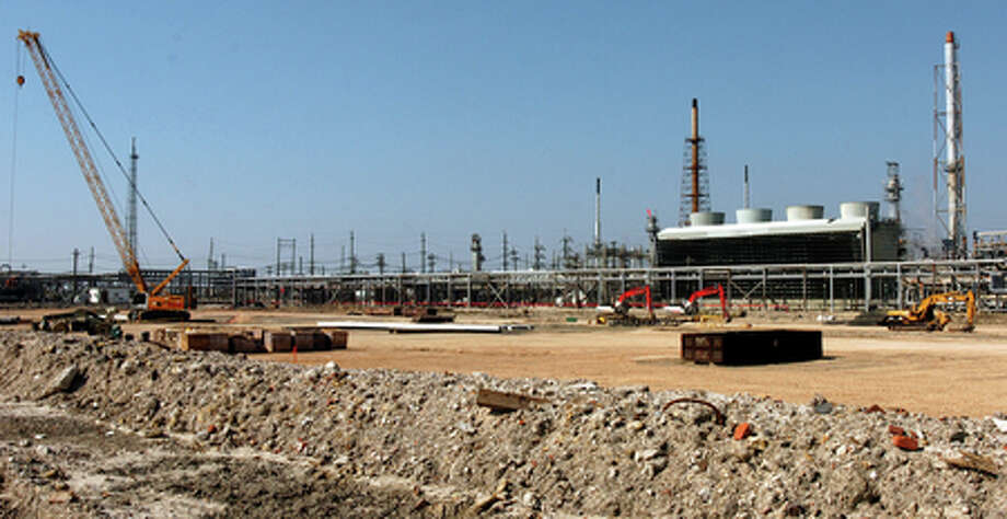 Motiva announces layoffs, still plans to expand to largest refinery in ...