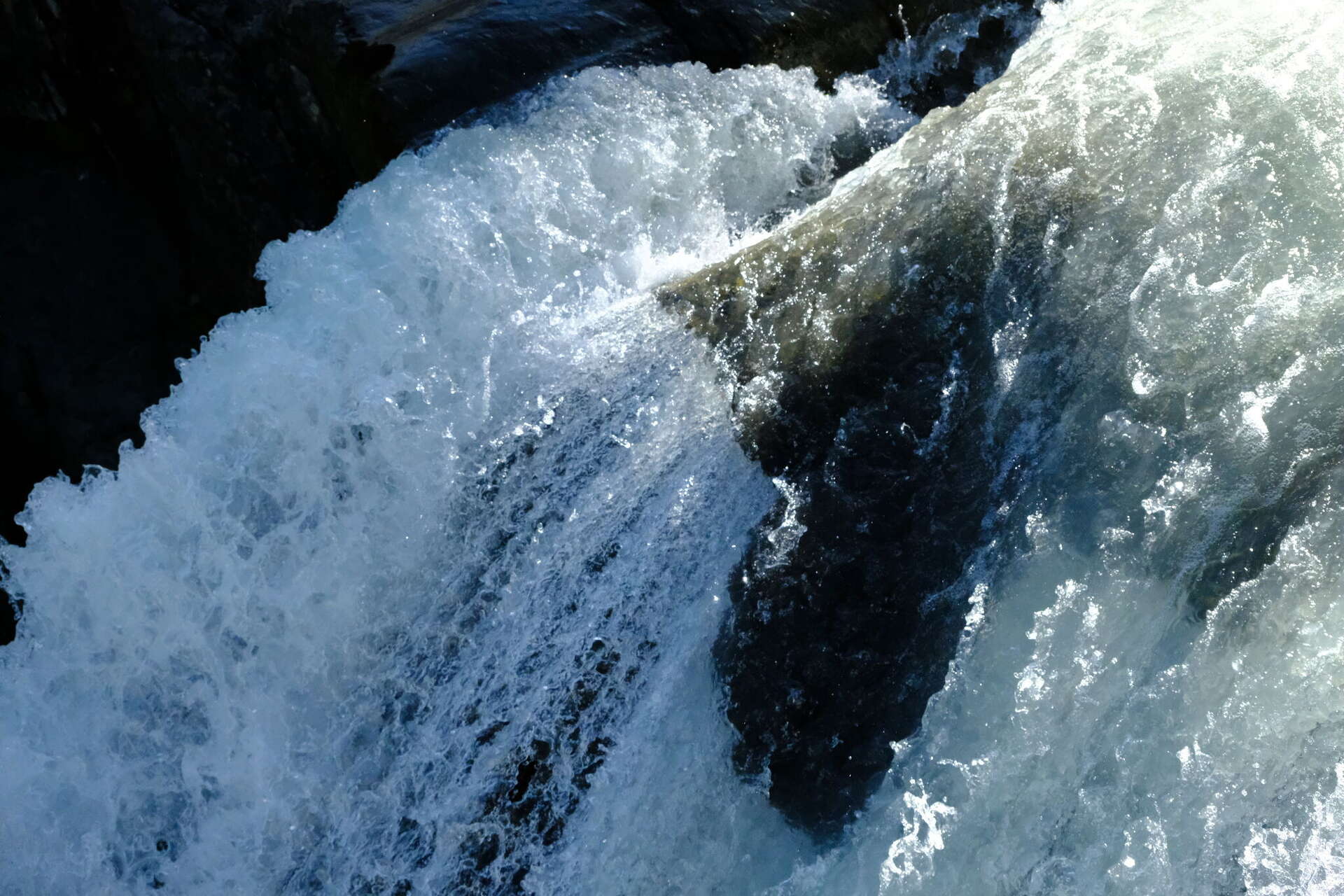 Texas man falls over Alaska waterfall, dies in rafting accident