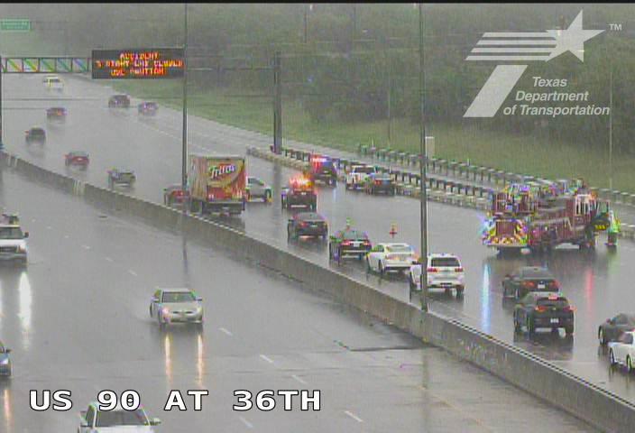 Rollovers, wrecks shut down major San Antonio highway ramps