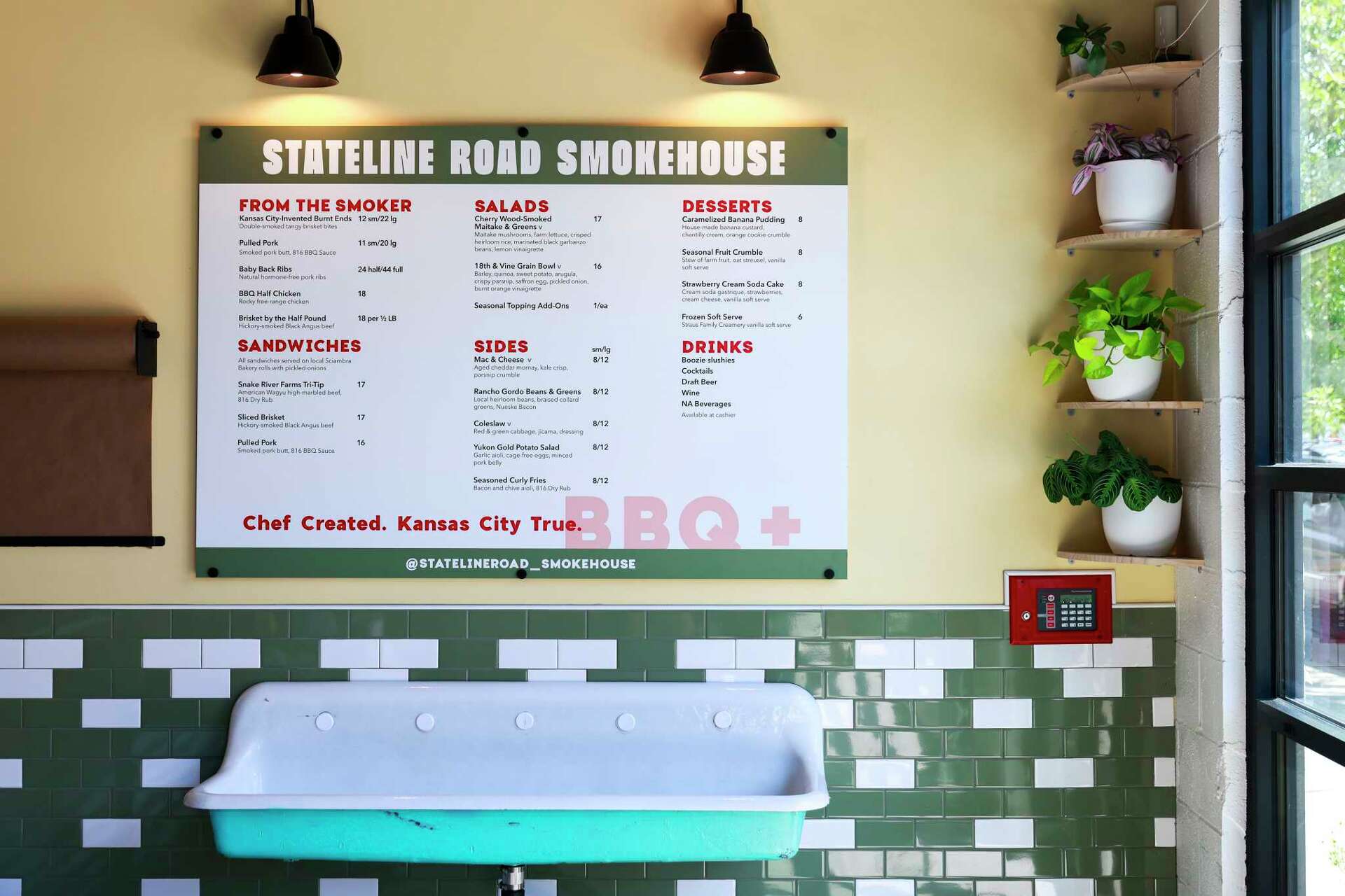 Stateline Road Smokehouse, a barbecue restaurant, is opening in Napa.