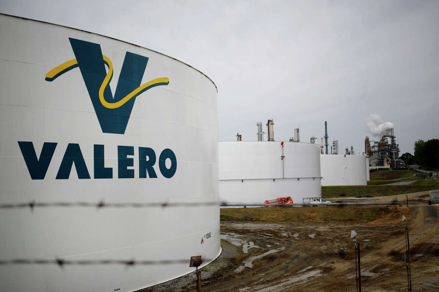 Global conflict, Venezuela oil boost Valero’s bottom line