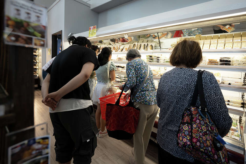 Why people line up outside this Bay Area grocery store every afternoon