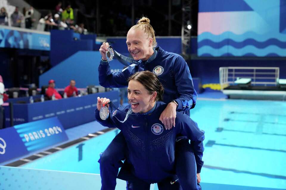 U.S. divers Kassidy Cook, Sarah Bacon win Olympic silver medal
