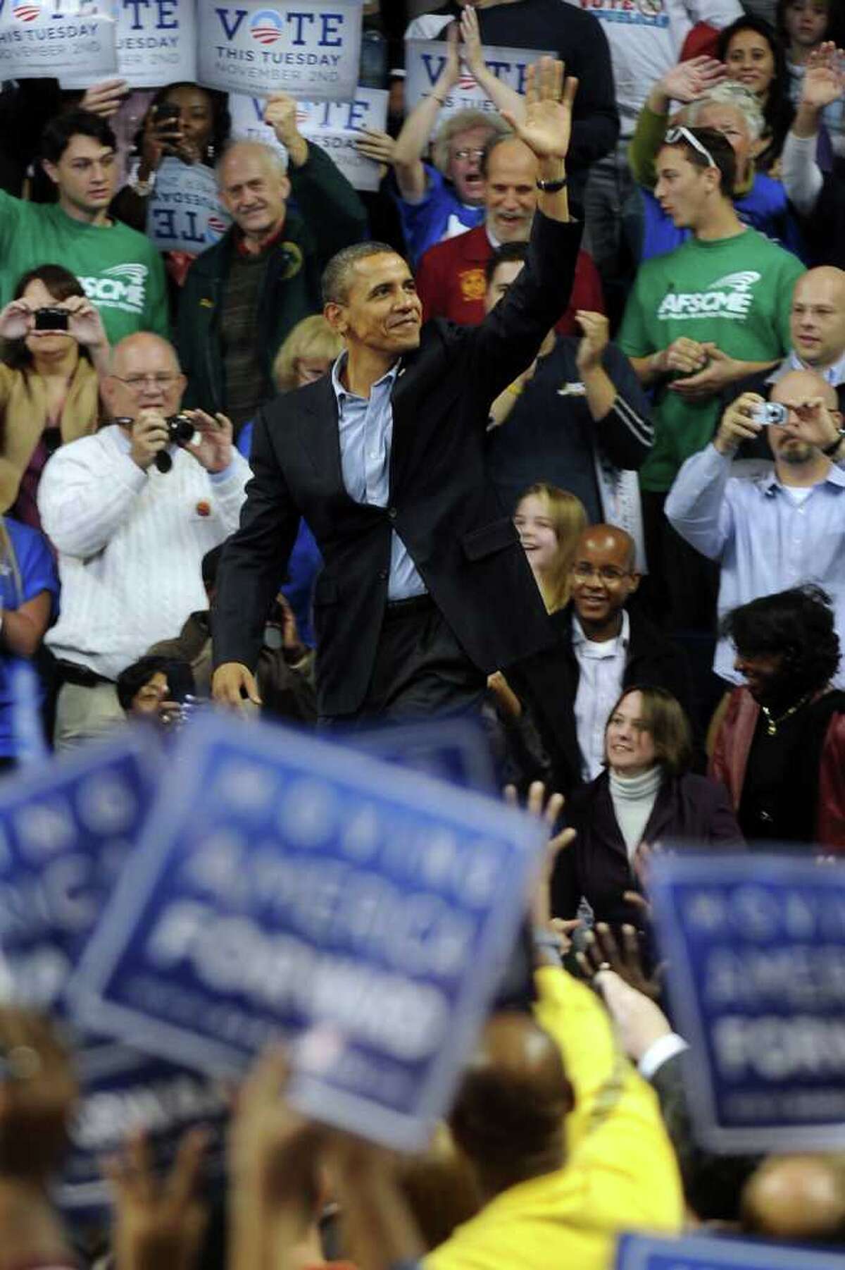 Obama rallies Democrats in Bridgeport