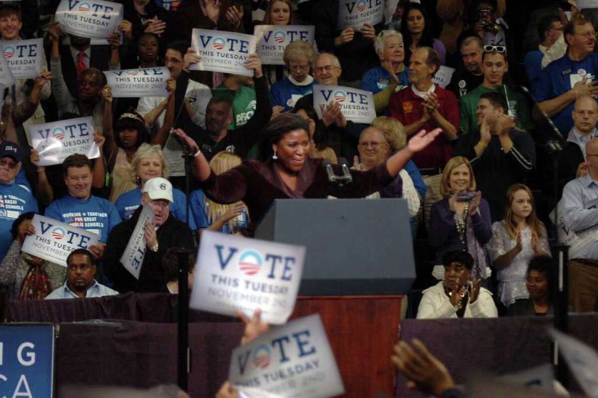 Obama rallies Democrats in Bridgeport
