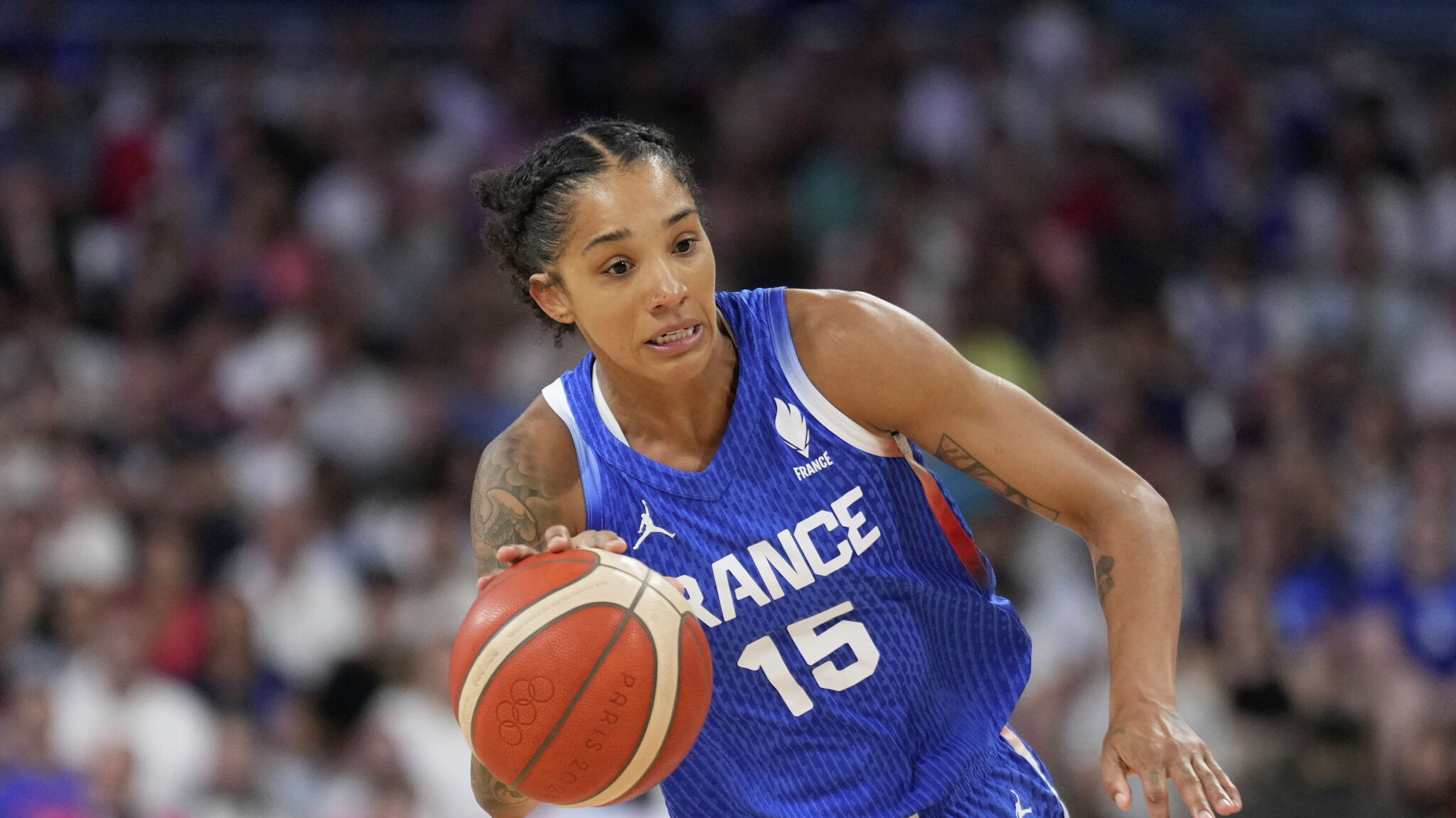 Gabby Williams gets best of fellow ex-Huskies Nurse, Edwards in France