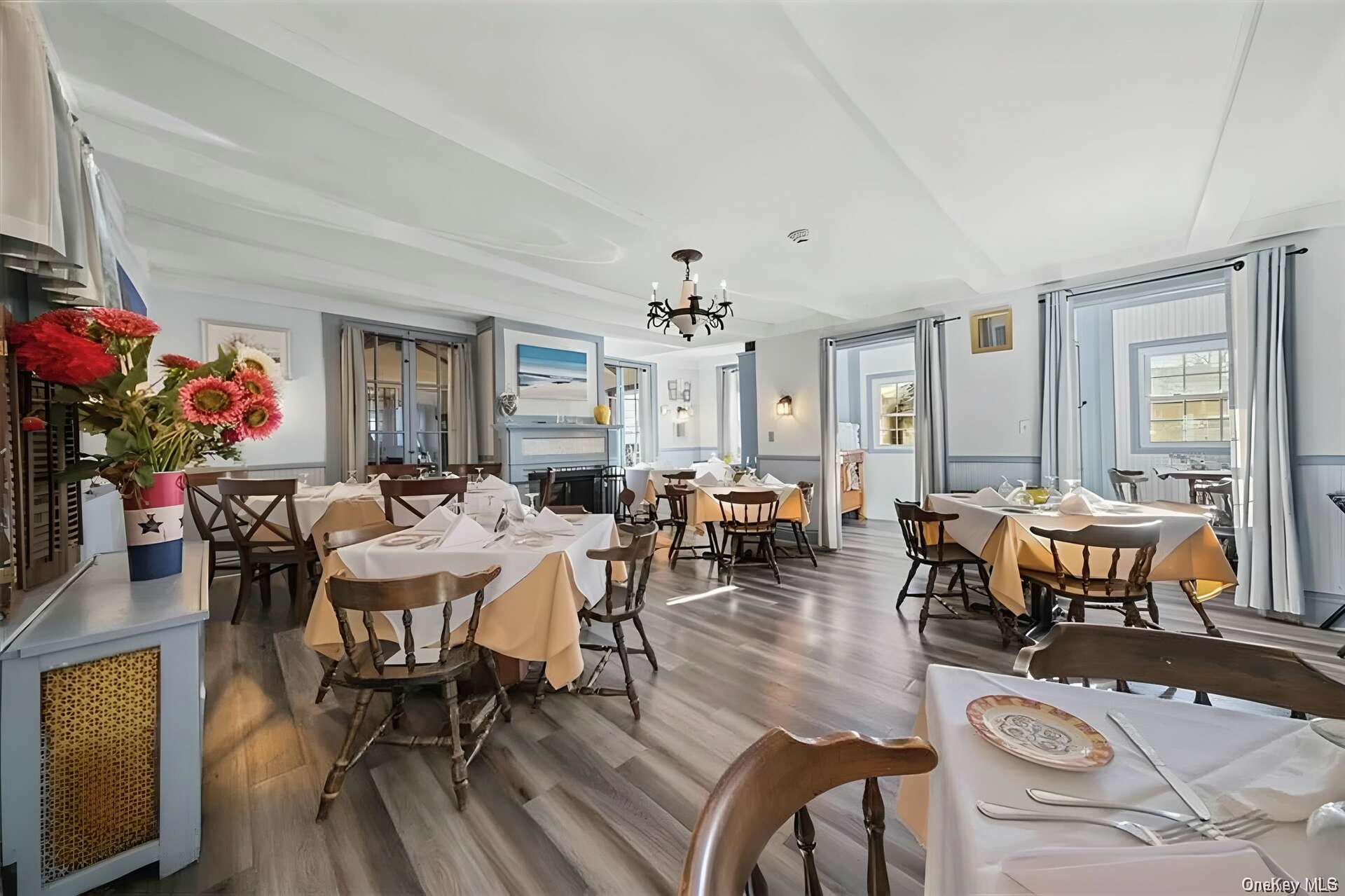 La perla restaurant store