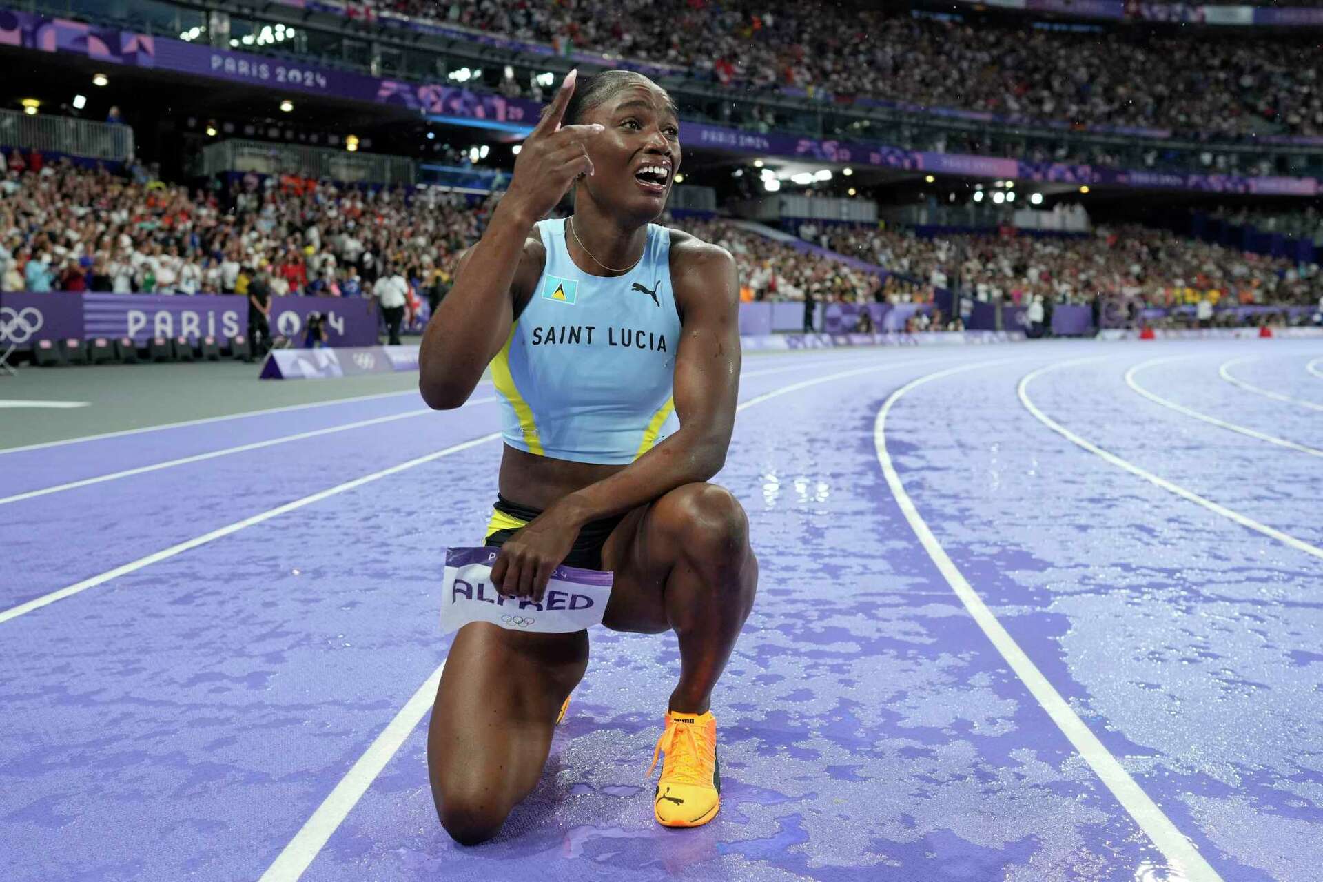 Former UT star Julien Alfred beats Sha'Carri Richardson for gold
