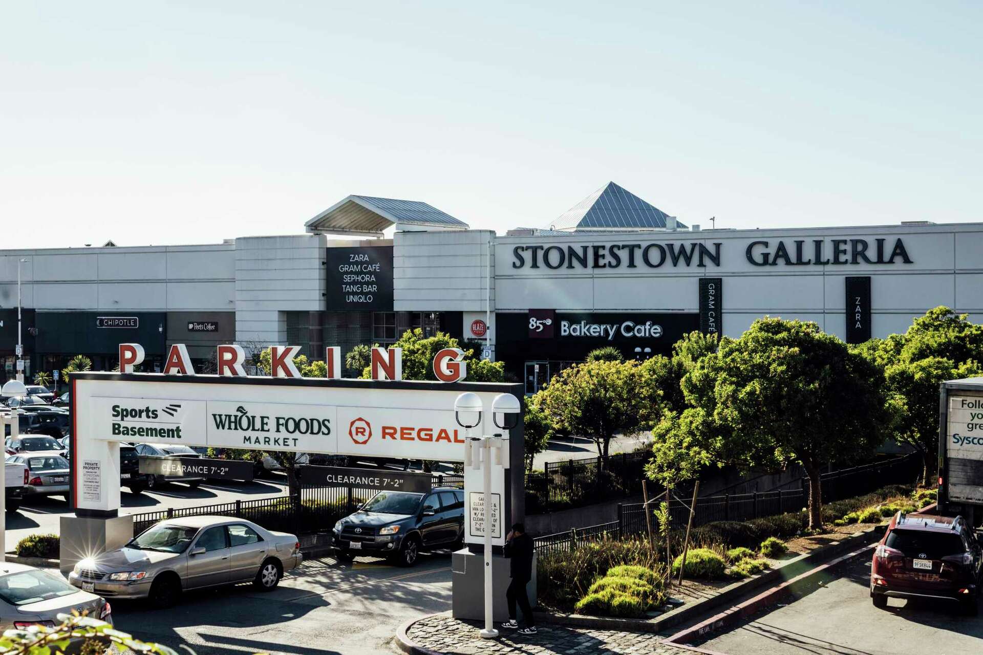 Thieves smashed displays, stole merchandise from Stonestown Galleria