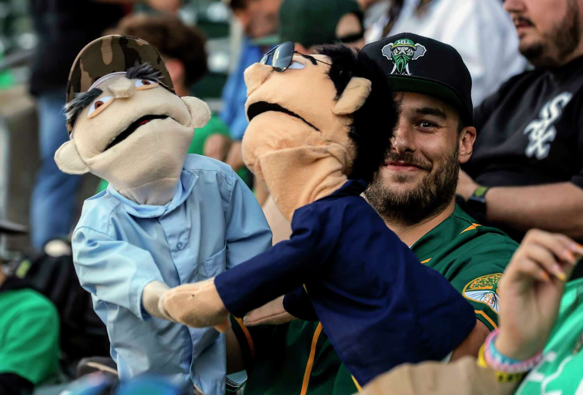 A's fan protests fading, but common cause found with White Sox in town