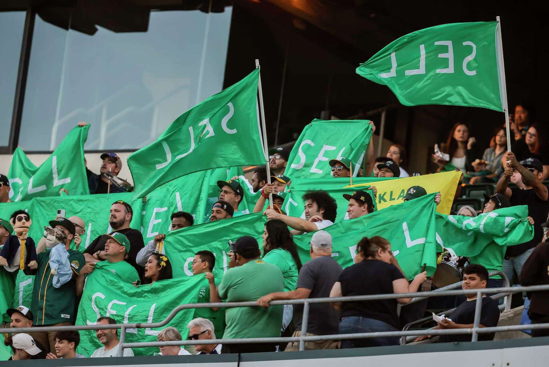 A's fan protests fading, but common cause found with White Sox in town