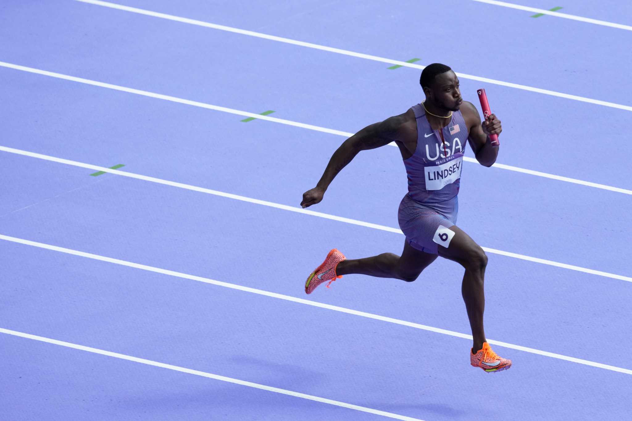 U.S. Olympic track: Men, women advance in 4x100 relay