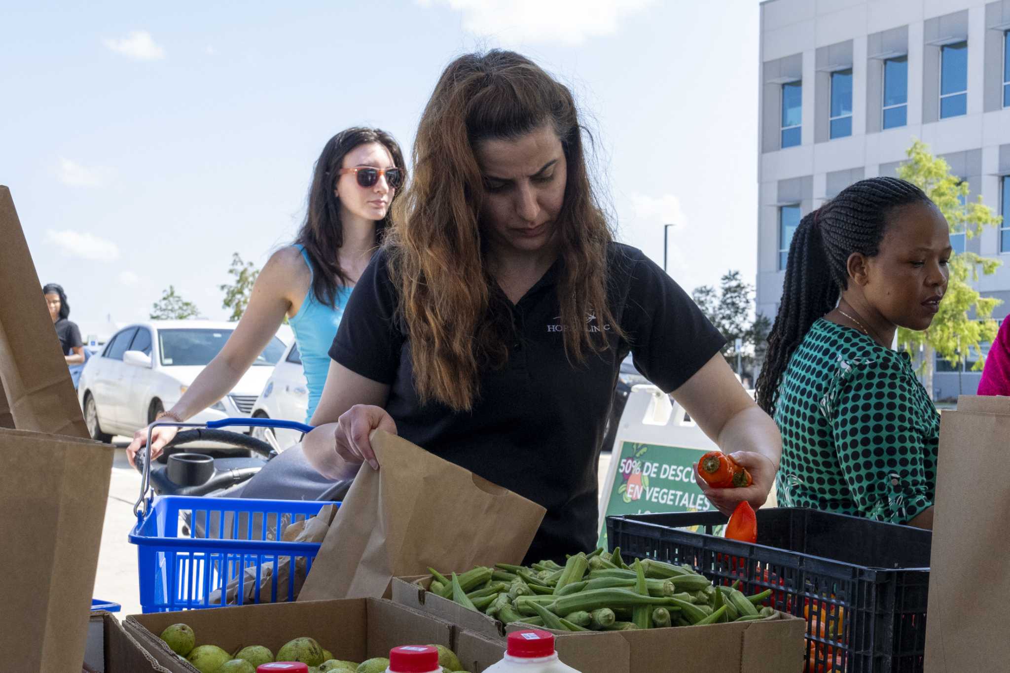 Urban Harvest mobile farmers market helps local farms, food deserts