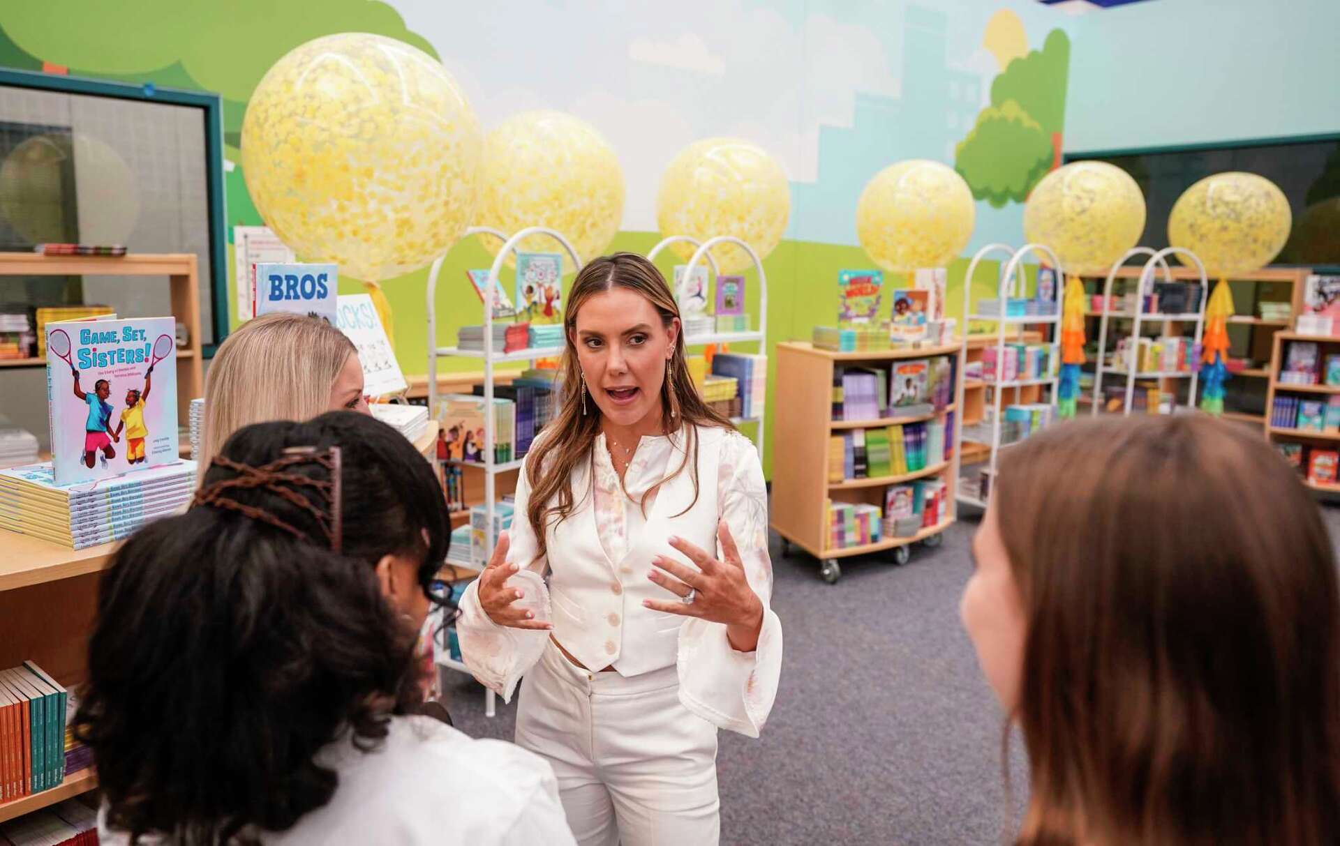 Kendra Scott Foundation donates 5,000 books to Best Elementary