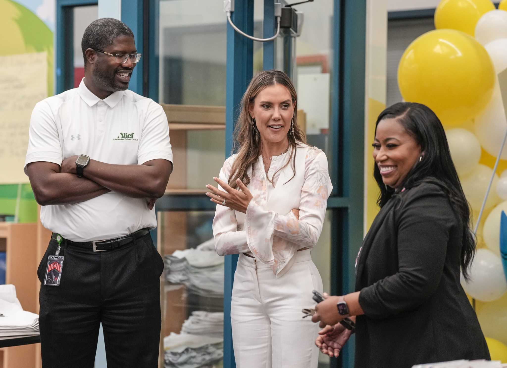 Kendra Scott Foundation donates 5,000 books to Best Elementary