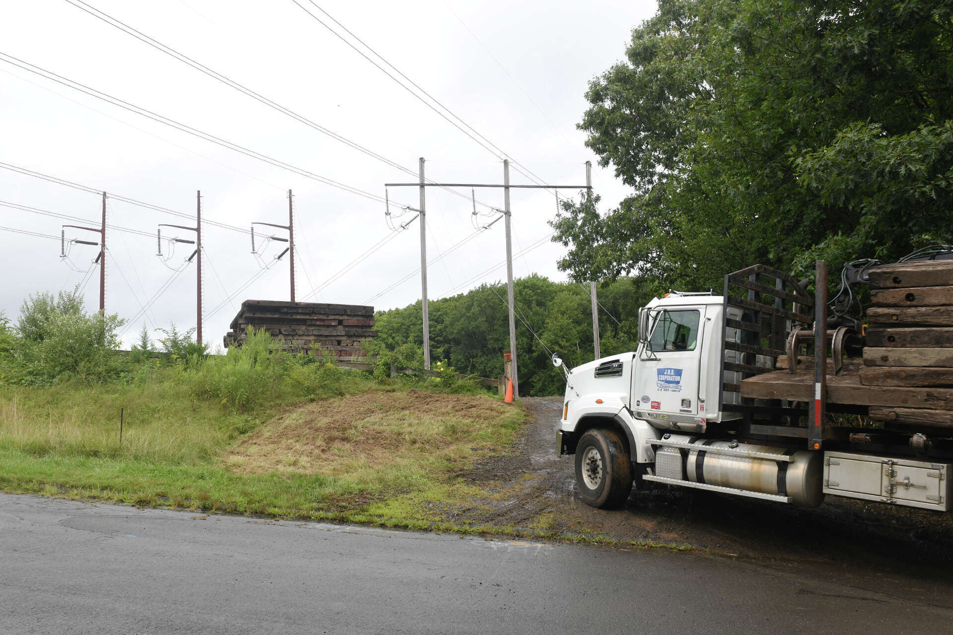 Eversource to upgrade region's decades-old transmission structures