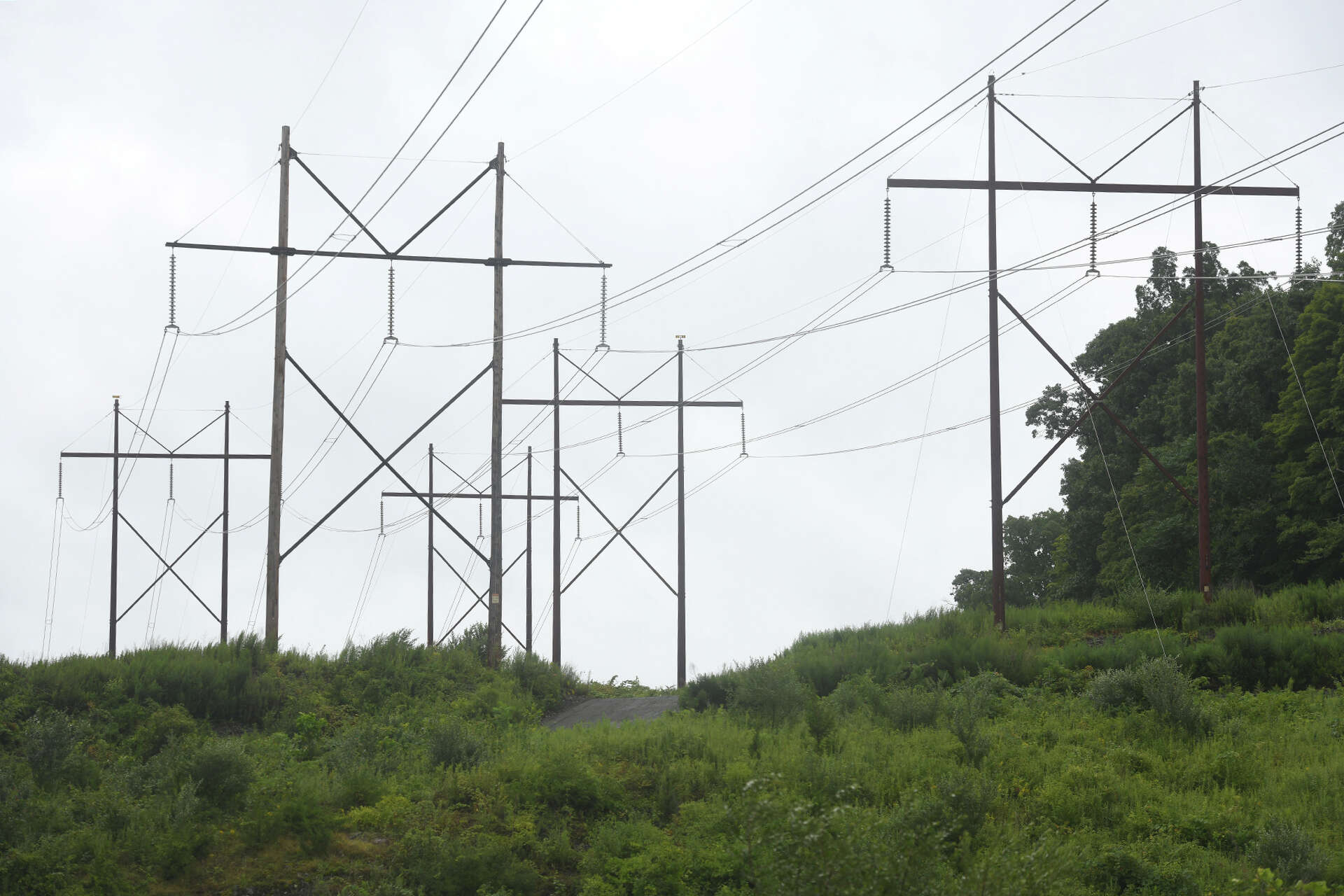 Eversource to upgrade region's decades-old transmission structures