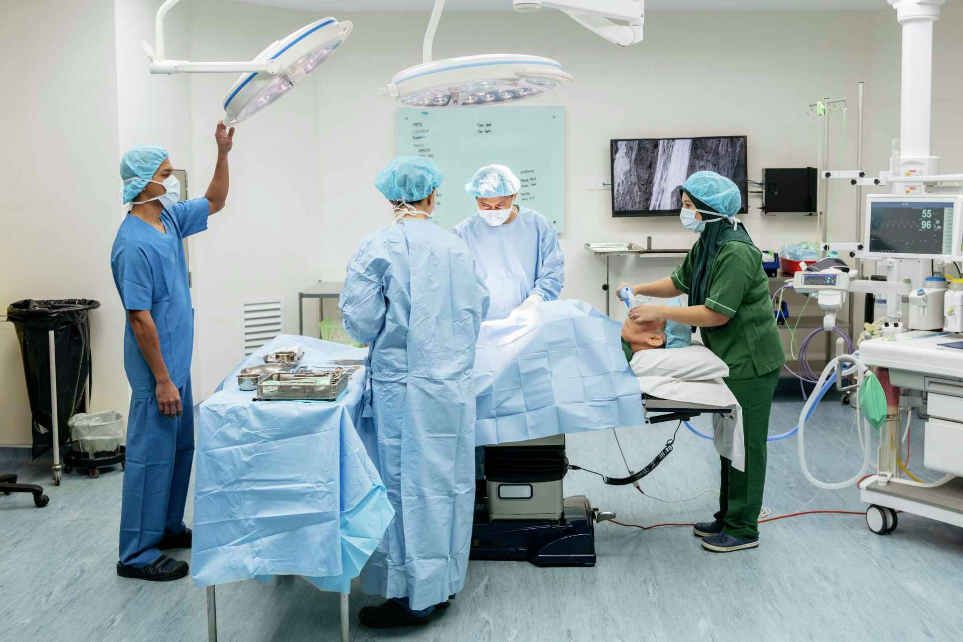 Anesthesiologist: Salary, Job Description and Education Requirements