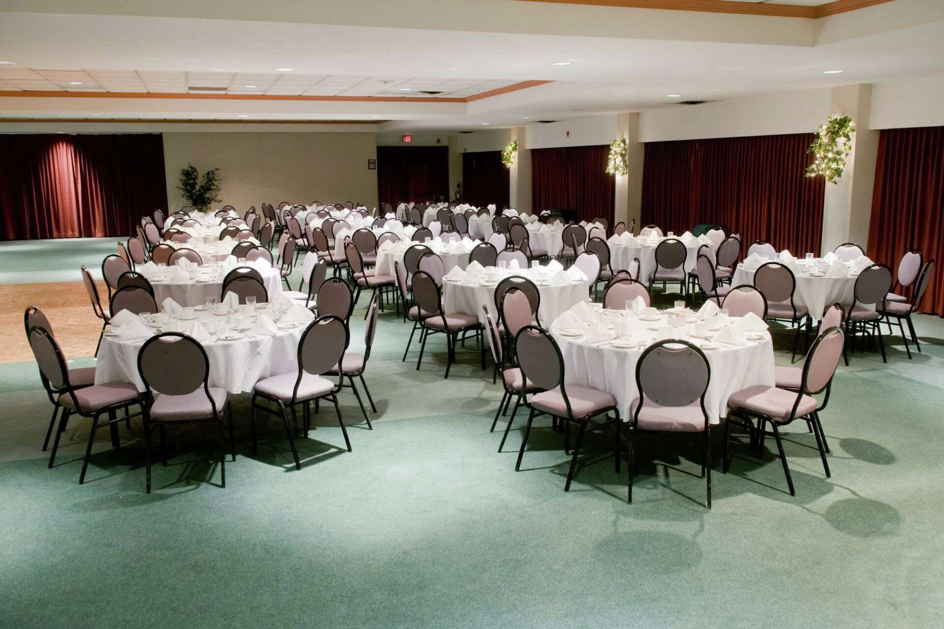 What Does a Banquet Staff Member Do?