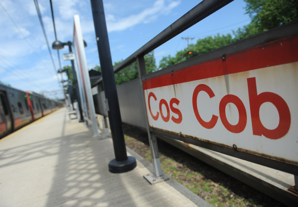 MTA: Man hurt after falling on tracks at Cos Cob Metro-North station
