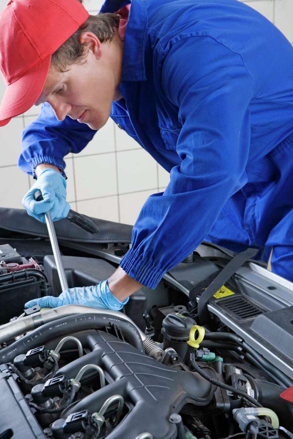 The Difference Between an Automotive Engineer & an Auto Mechanic