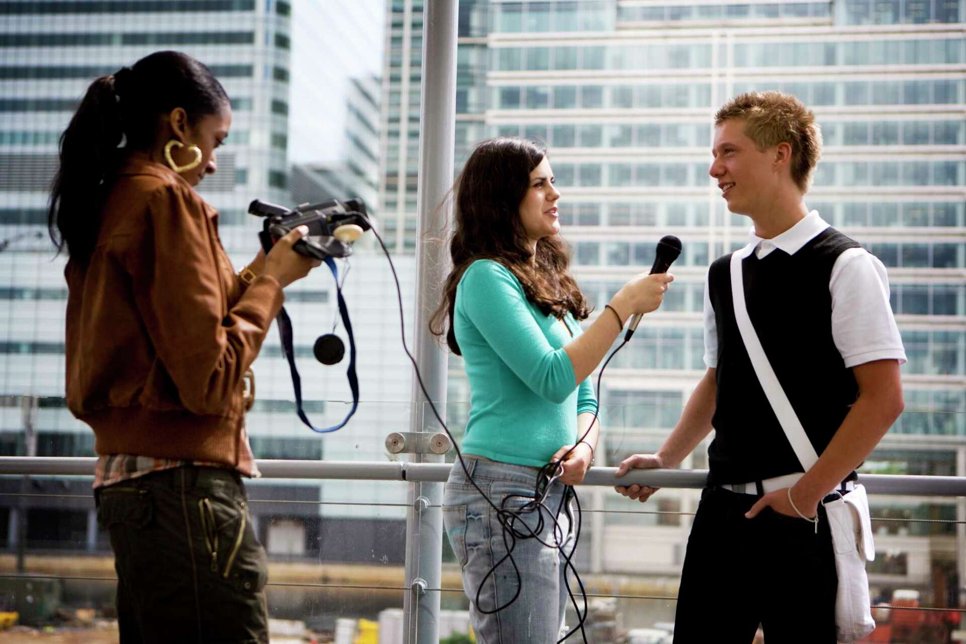 What Is the Difference Between a Journalist & a Reporter?