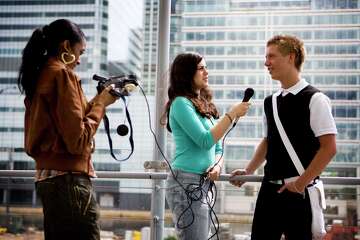 What Is the Difference Between a Journalist & a Reporter?