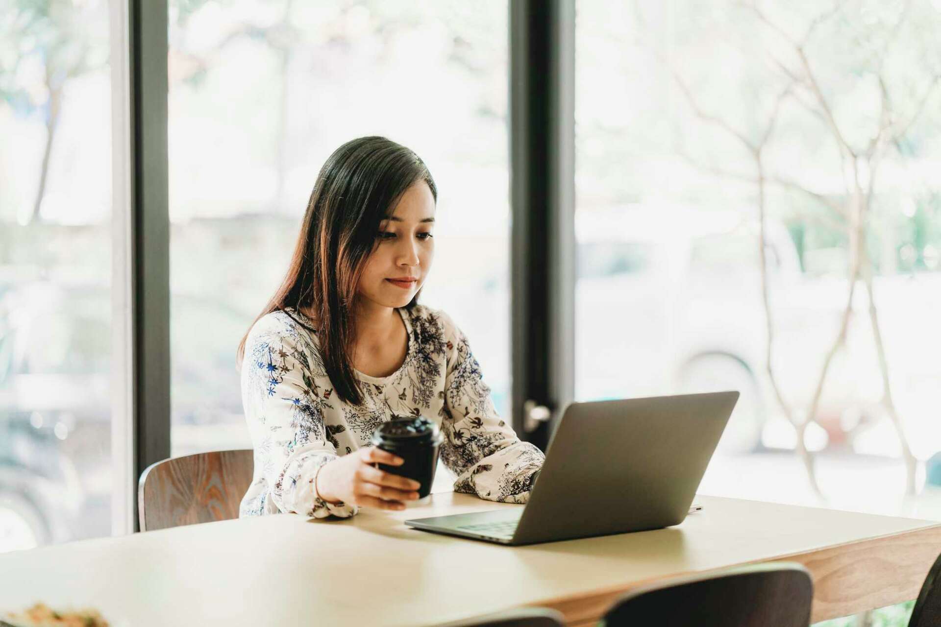 The Difference Between a Secretary & an Executive Secretary