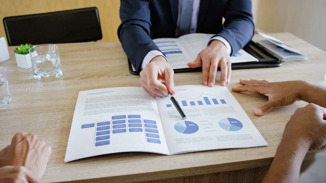 Differences Between an Accounting Clerk & an Accounting Assistant