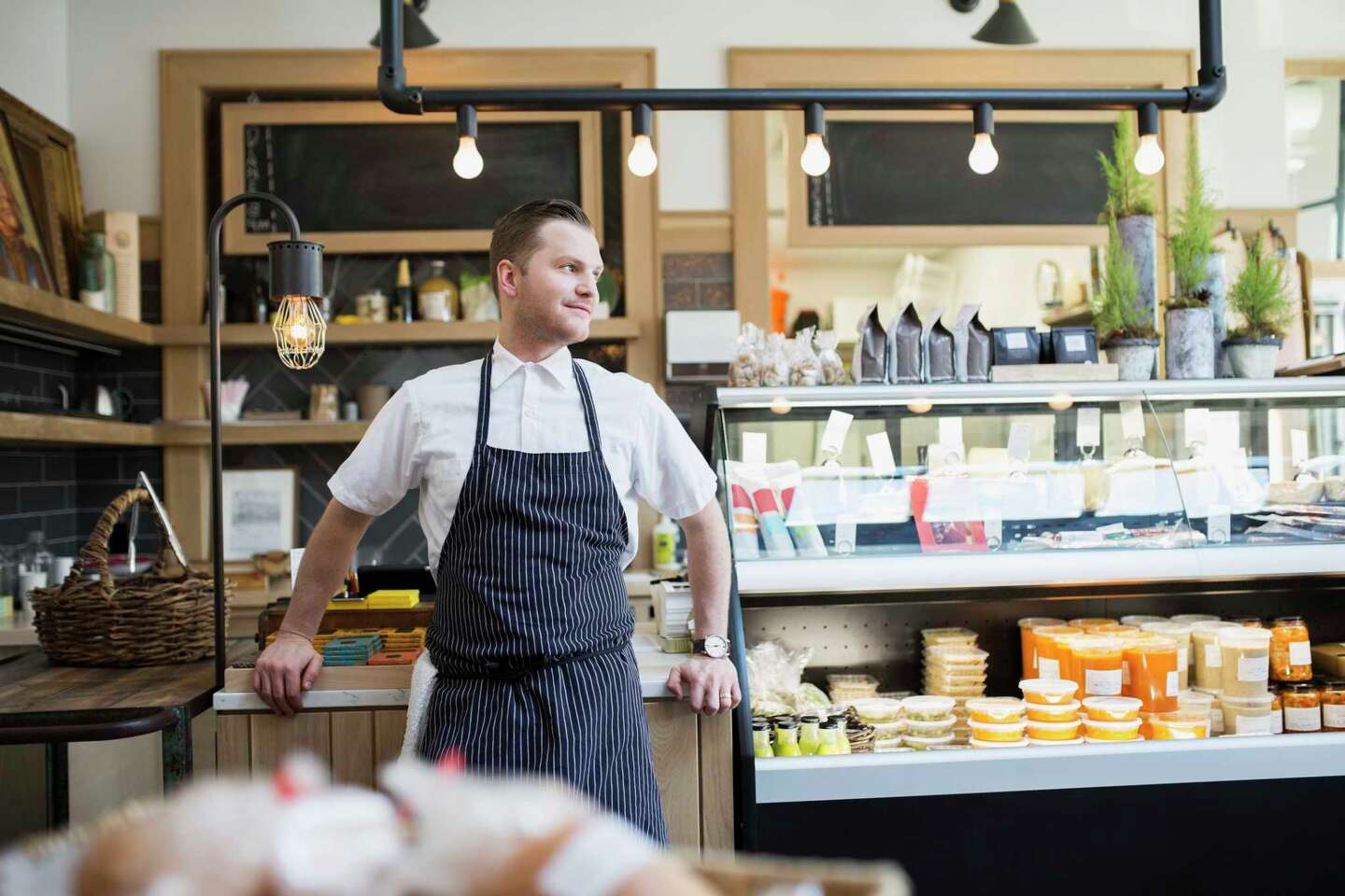 What Are the Duties of a Deli Worker?