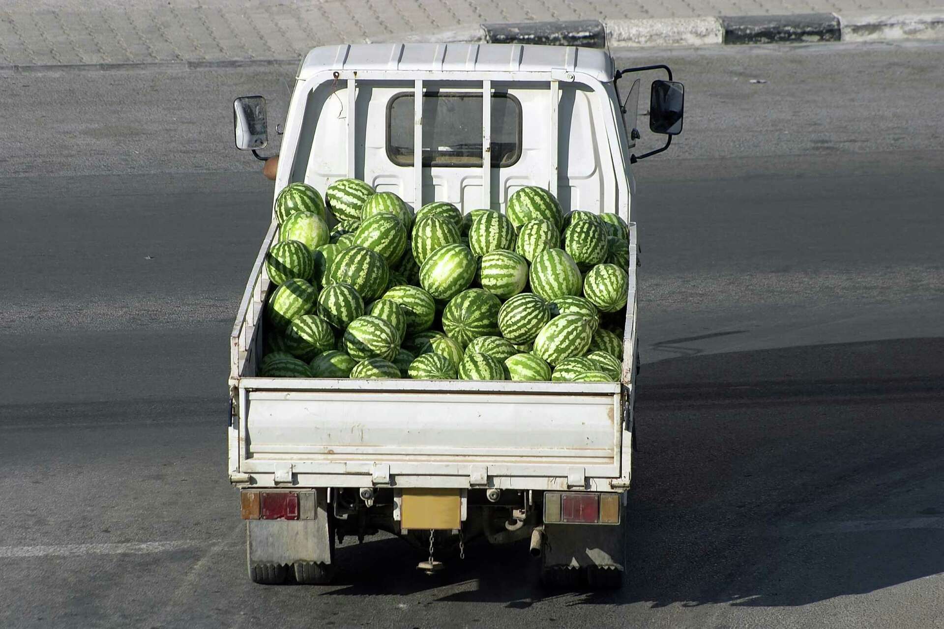 What Are the Duties of a Fruit & Vegetable Truck Driver?