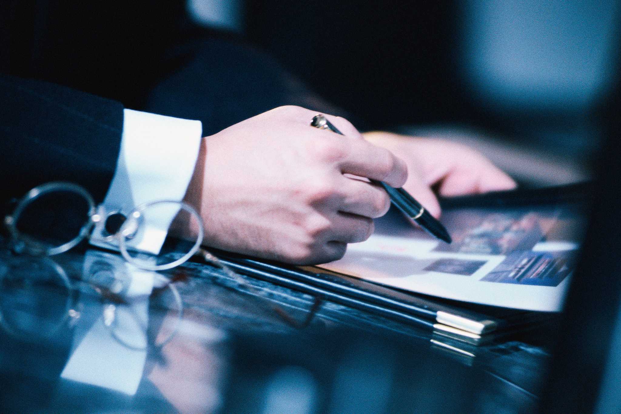 What Hours Does a Magazine Editor Work?