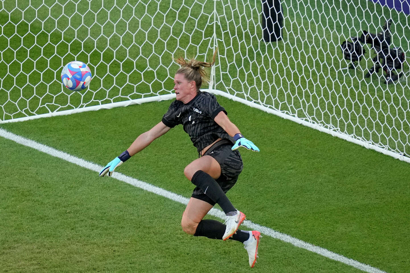 Alyssa Naeher honored in Connecticut before U.S. friendly match