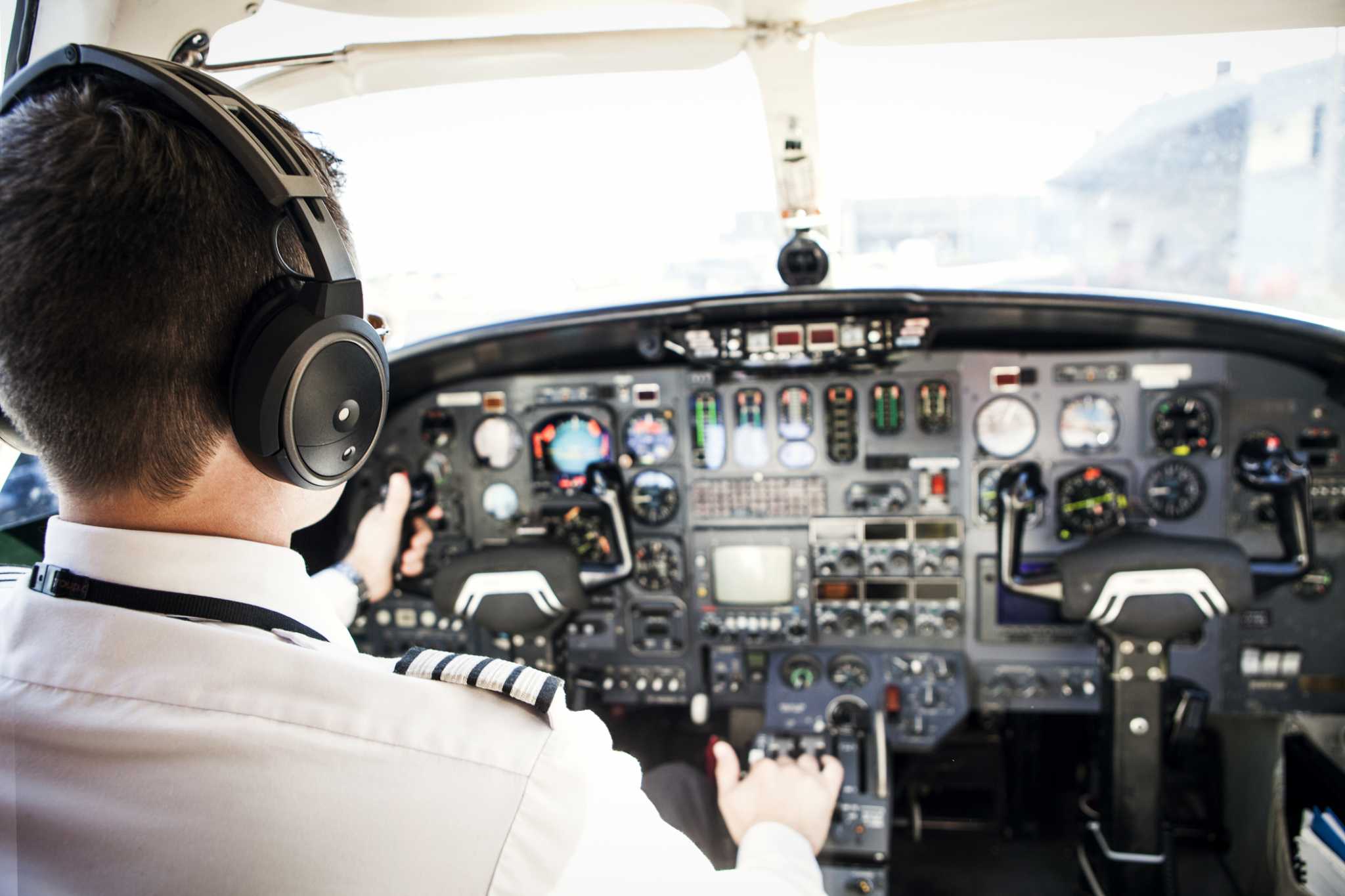 How Much Does an Airplane Pilot Make Per Year?