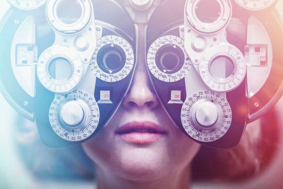 Do You Need to Go to School to Be an Optometric Assistant?