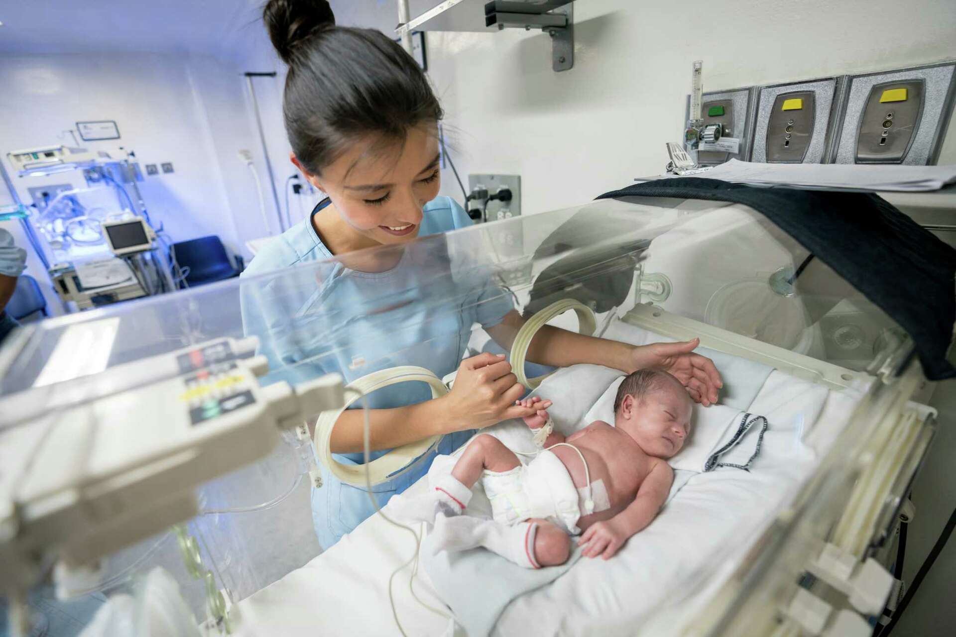 Pros and Cons of Being a Neonatal Nurse