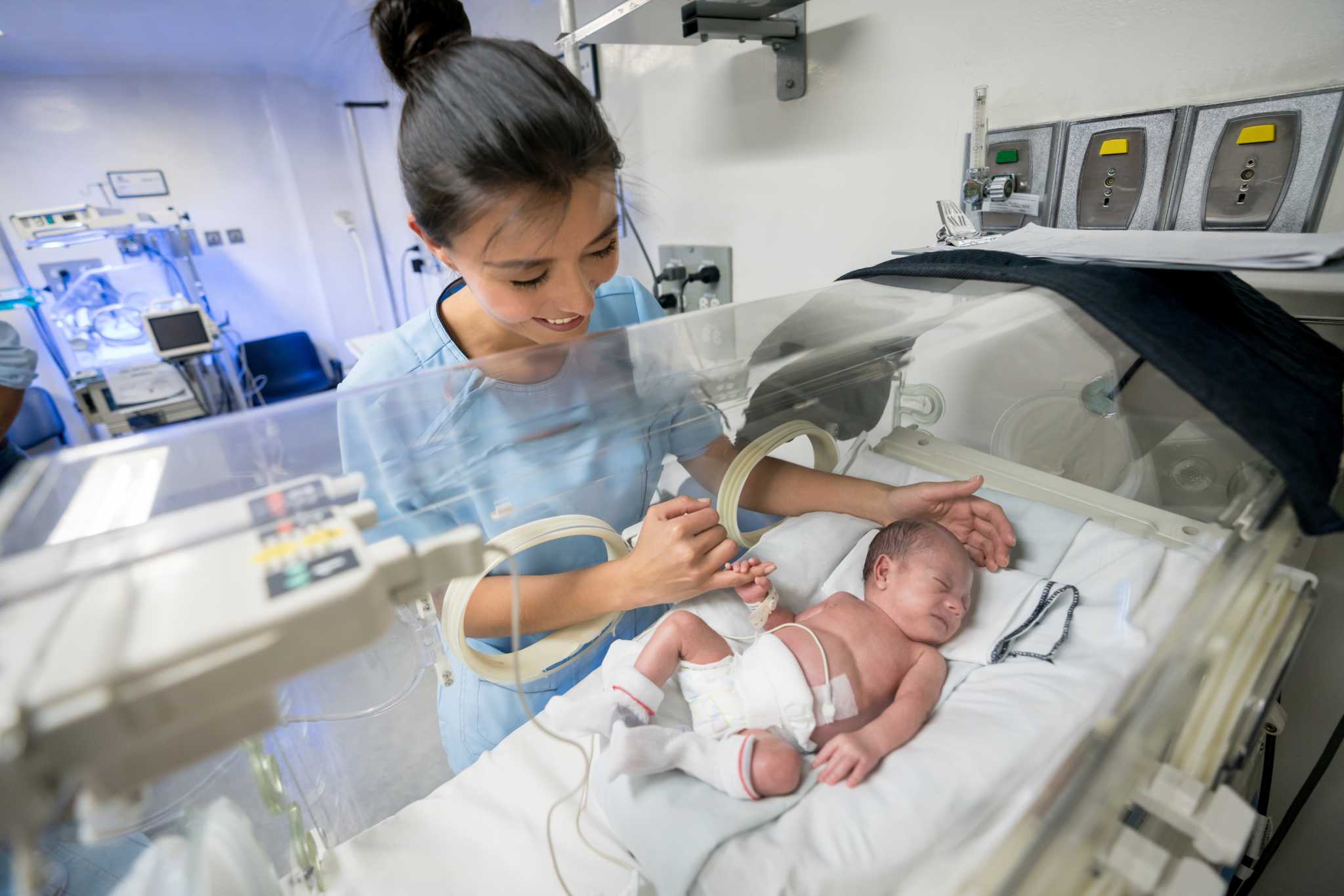 Pros and Cons of Being a Neonatal Nurse