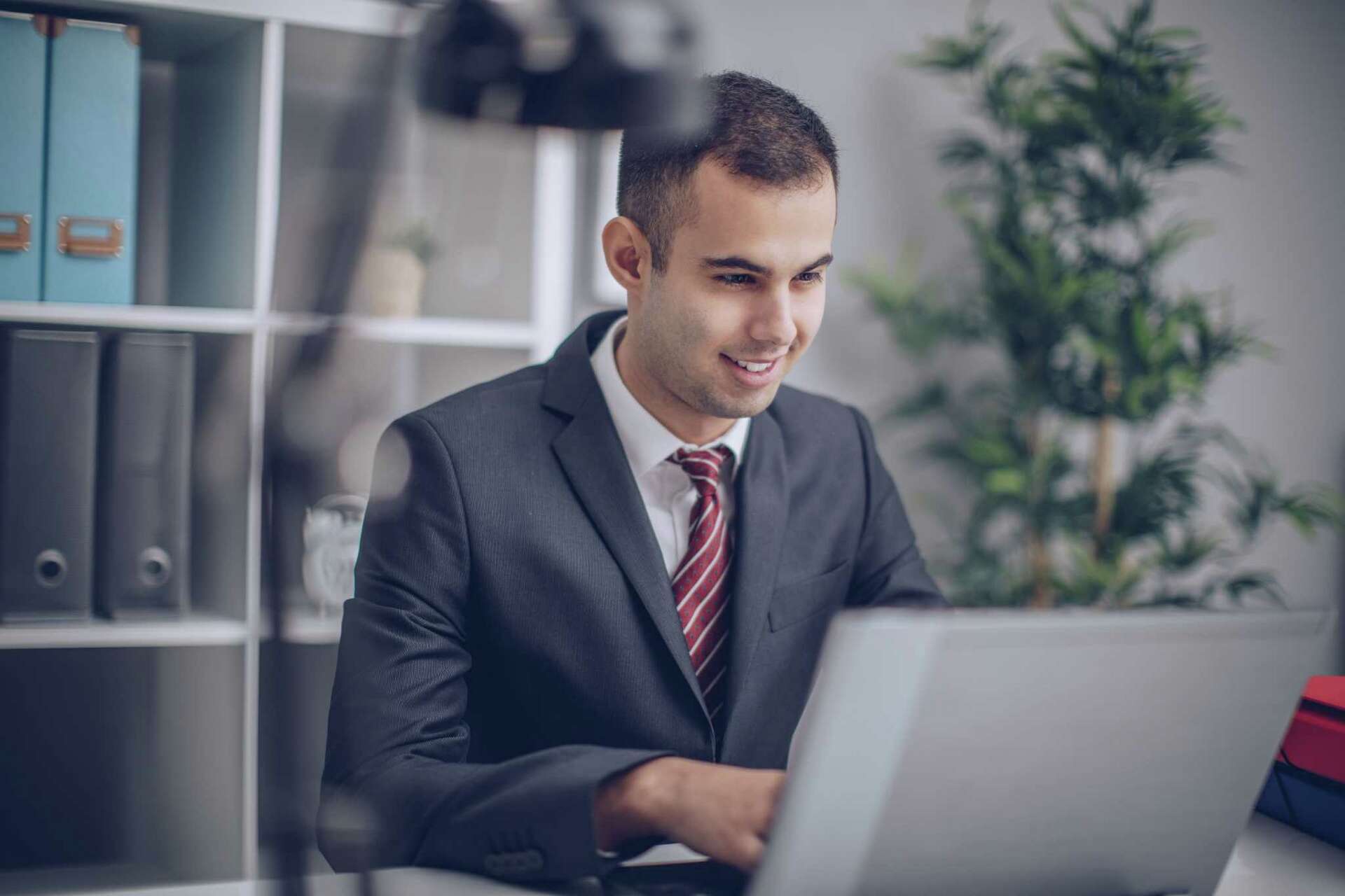 What are the Qualifications of an Administrative Assistant?