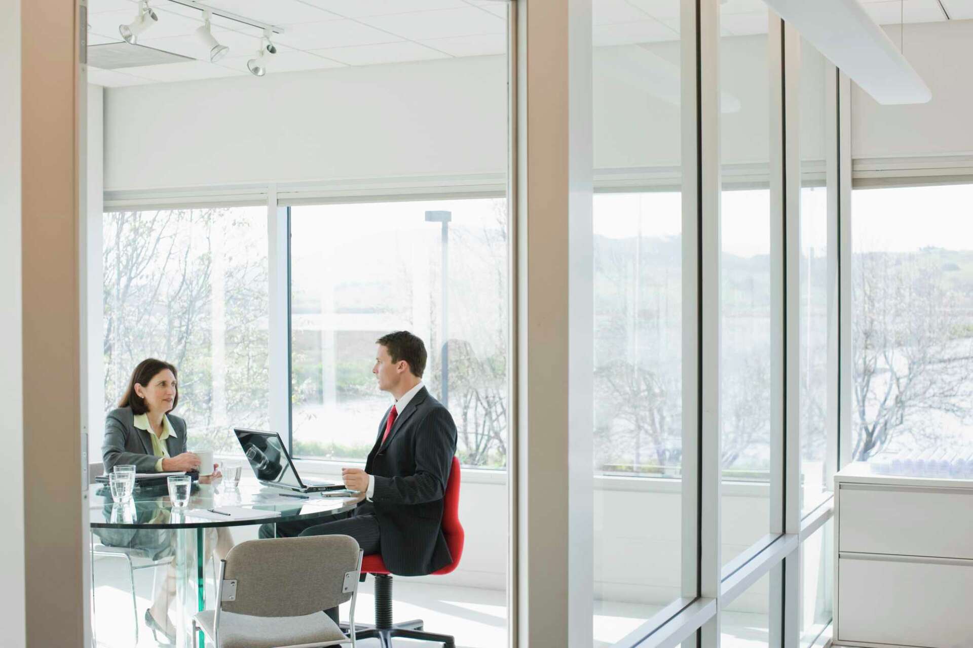 What Are the Qualifications of Being a Human Resources Manager?