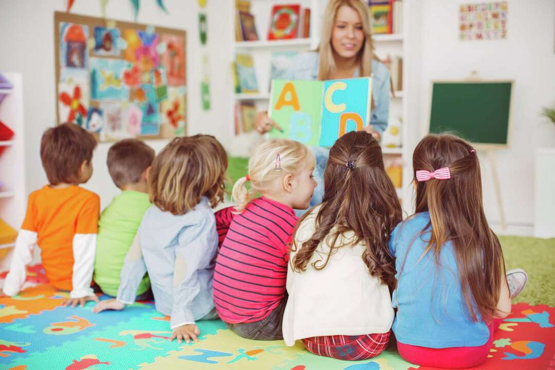 What Are the Requirements to Be a Daycare Assistant?