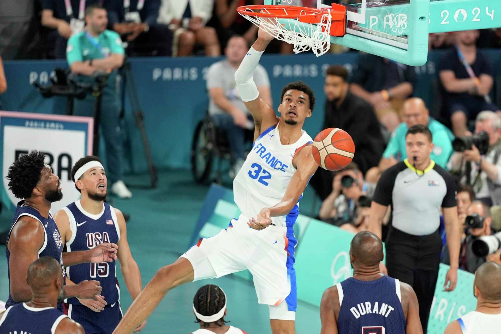 New Spurs assistants Sean Sweeney, Corliss Williamson get to work