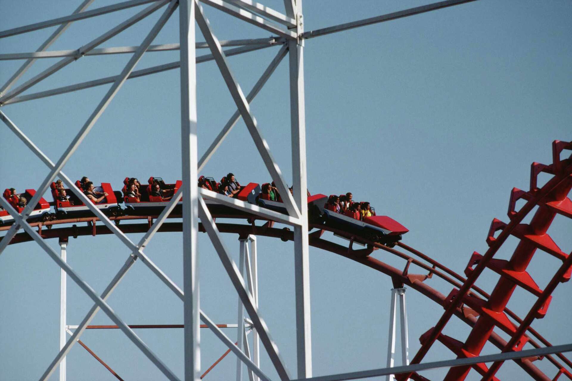 How to Work as an Attraction Attendant at an Amusement Park
