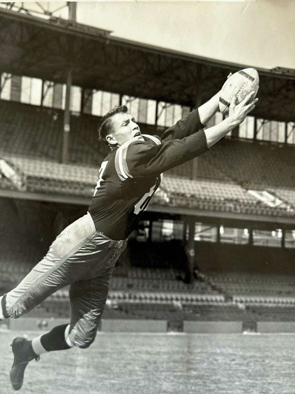 Ralph Thomas, last member of historic USF football team, dies at 94