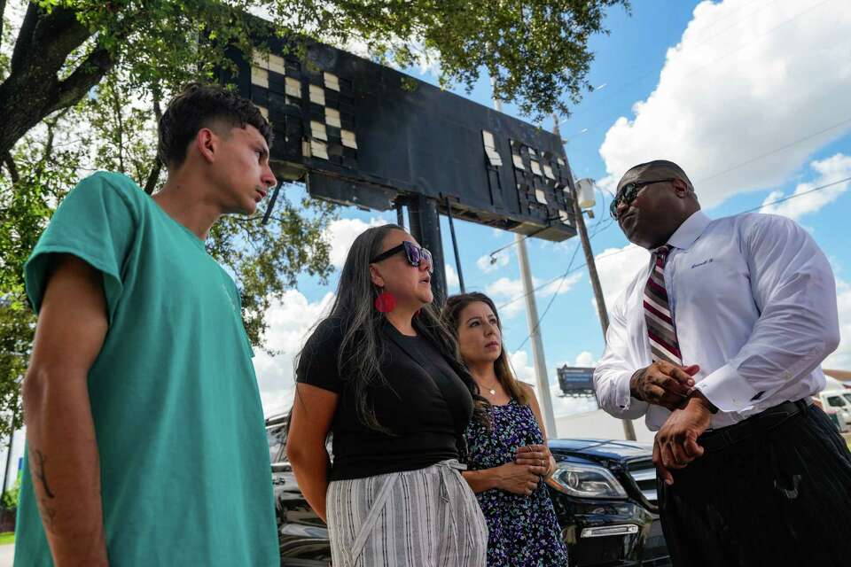 Houston police officer fatally shot man outside gas station