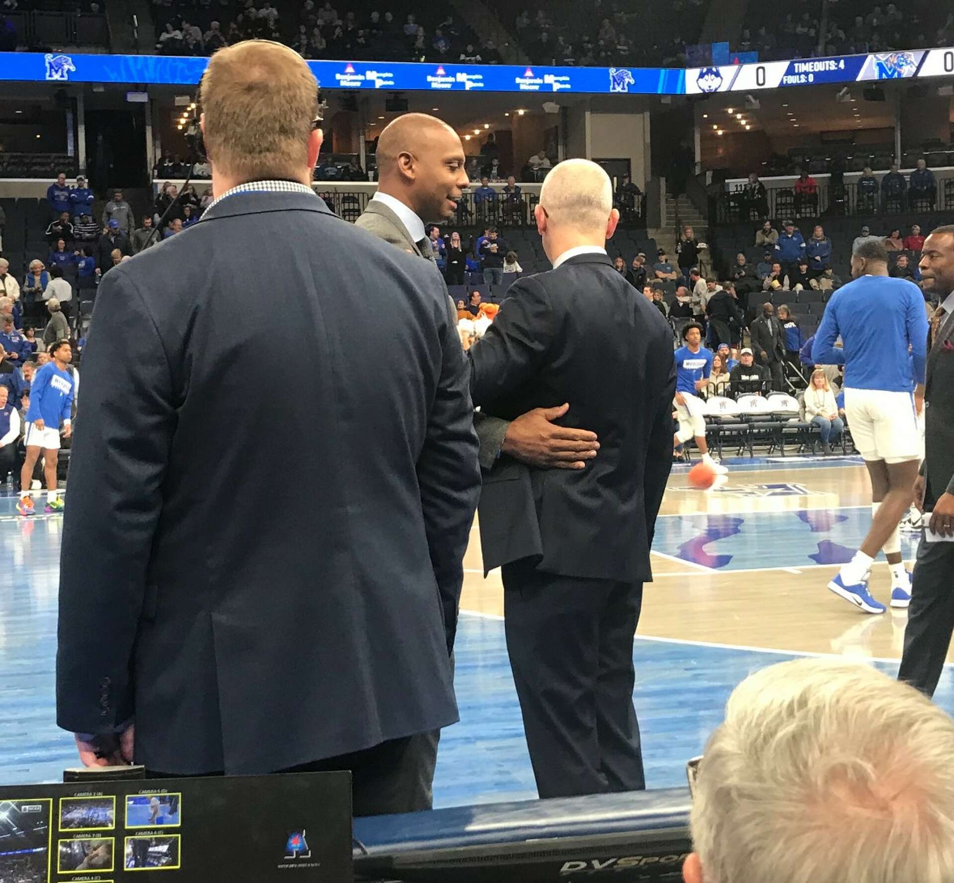 UConn men 's basketball history with Memphis entering Maui