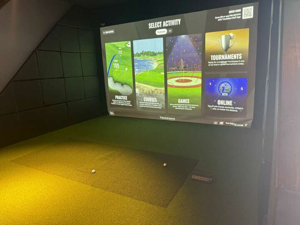 Fore! Swing Lounge opens in Stone Oak for indoor golf