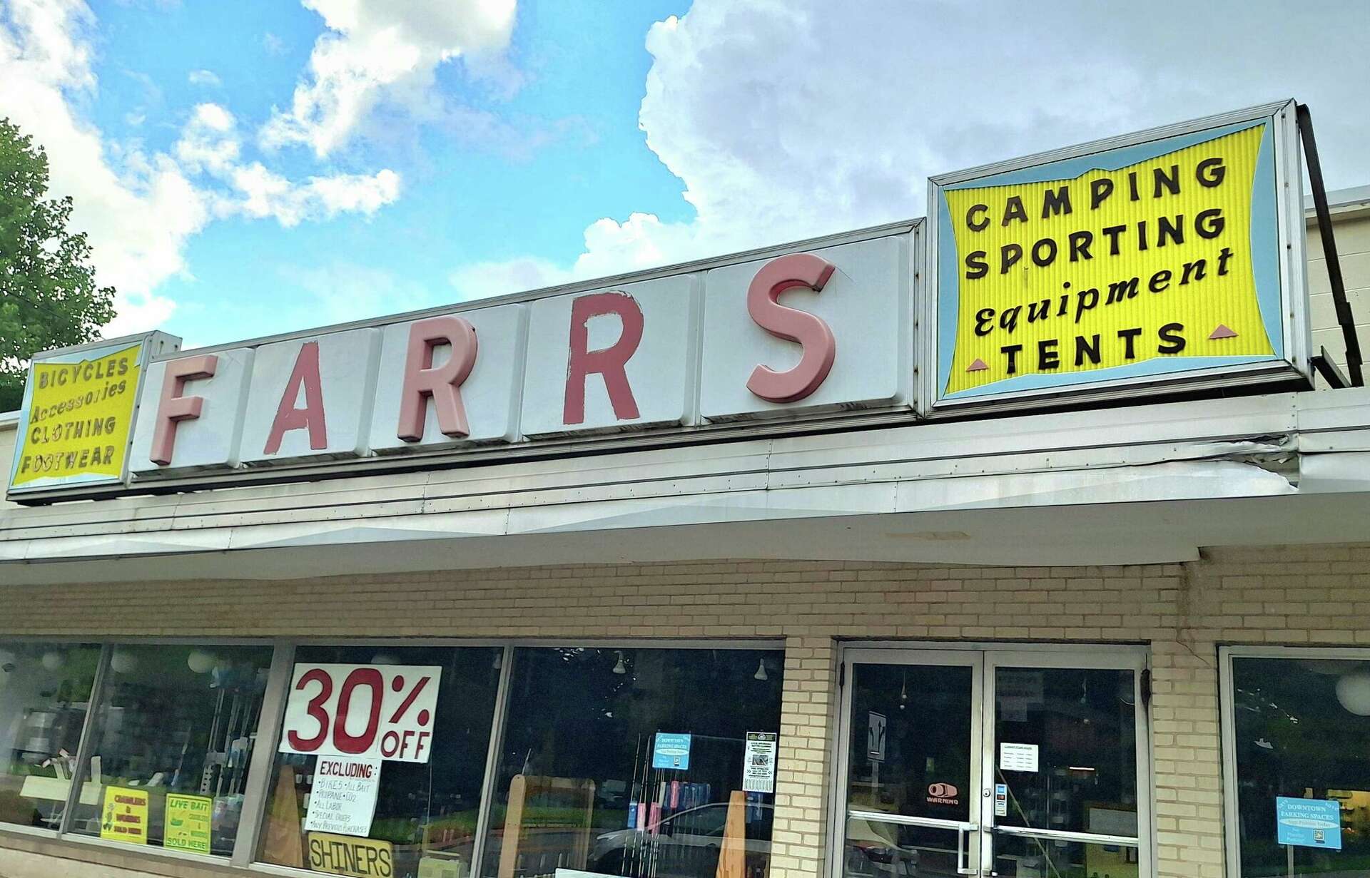 Farr's Sporting Goods building in Manchester hits market for $895,000